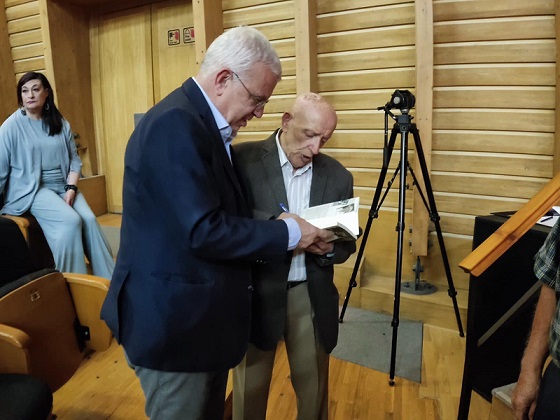 ΠΑΡΟΥΣΙΑΣΗ ΒΙΒΛΙΟΥ ΤΟΥ ΓΙΩΡΓΟΥ ΤΣΙΦΛΟΓΛΟΥ ΜΕ ΤΗ ΖΩΗ ΕΝΟΣ ΜΑΧΗΤΗ ΤΟΥ ...